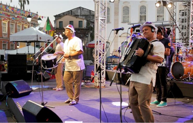 Forró do Trio Nordestino abriu a primeira noite de shows no palco do ...