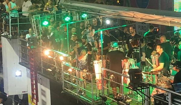 Denny Denan "liga a turbina" e anima foliões de bloco no Campo Grande ...