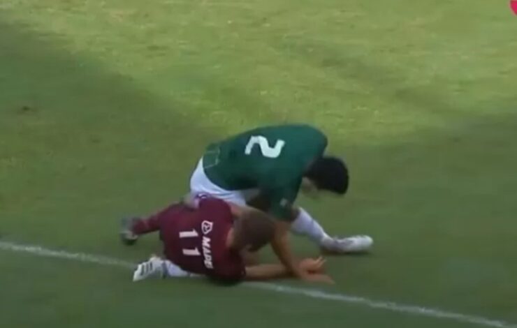 Jogador de futebol leva bolada, vai a nocaute, quebra perna de rival e ... Jogador de futebol leva bolada, vai a nocaute, quebra perna de rival e ...